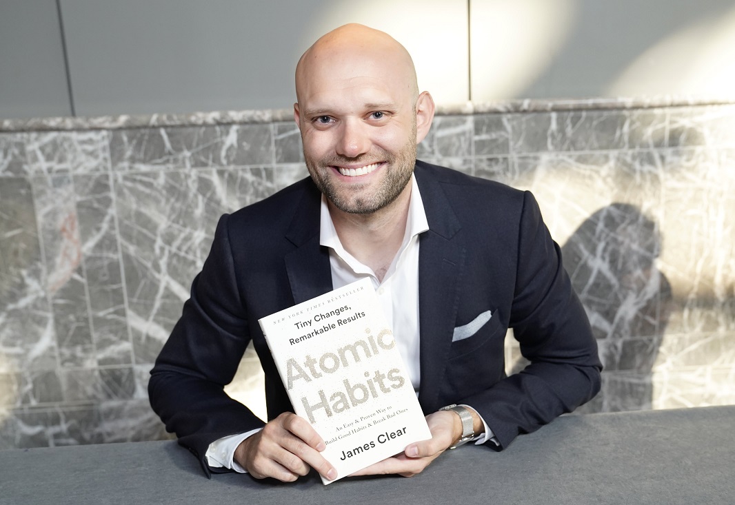 James Clear ⭐️ Biografía en español, reseñas del libros | El-Libro.top